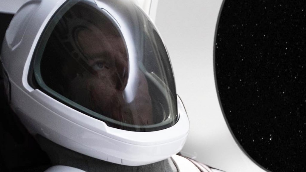 Elon Musk Unveils First Photo of SpaceX Spacesuit--and It Looks Pretty ...