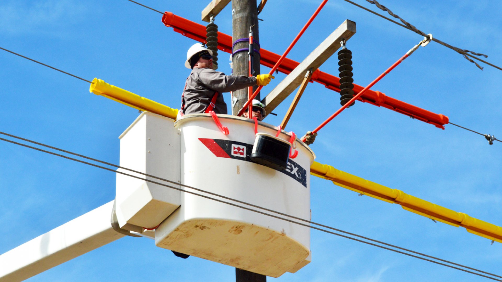 How This Company Holds 3,300 Linemen Across the U.S. to the Highest ...
