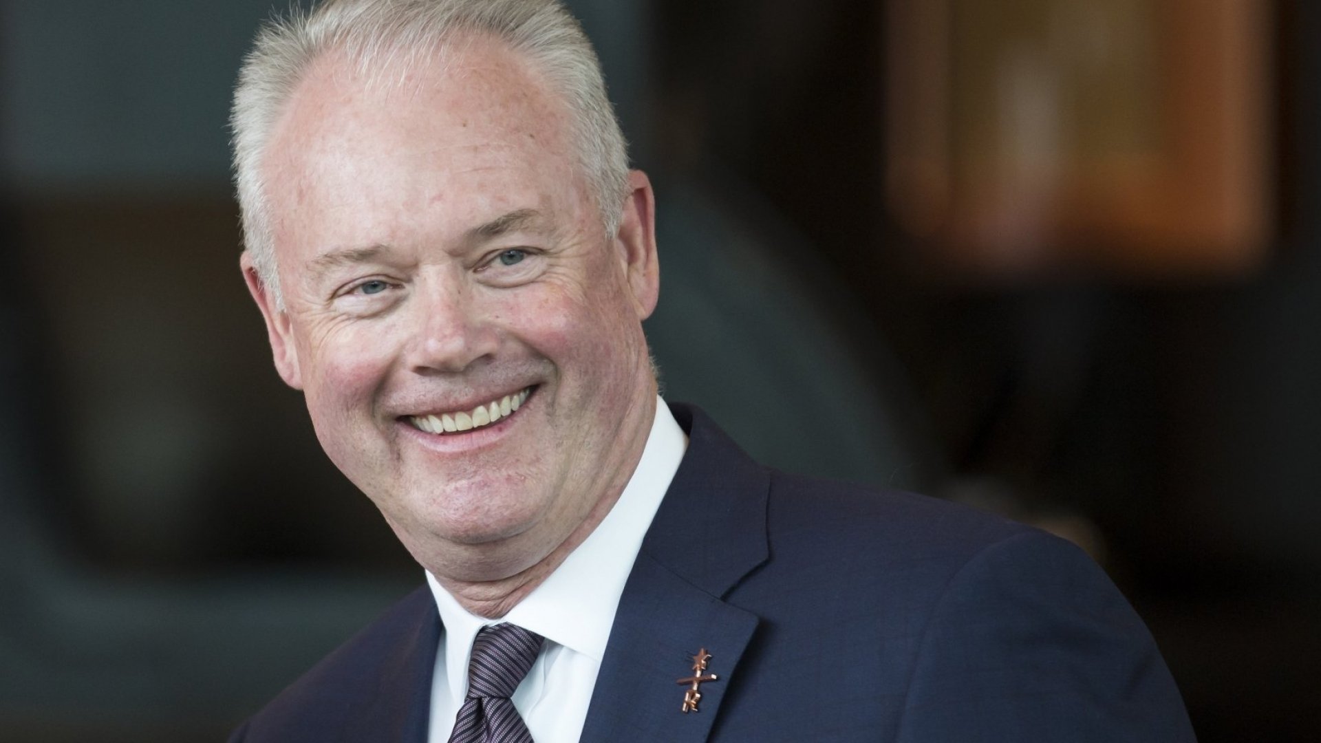 1 Rule Starbucks CEO Kevin Johnson Lives by to Guide All Major Life ...