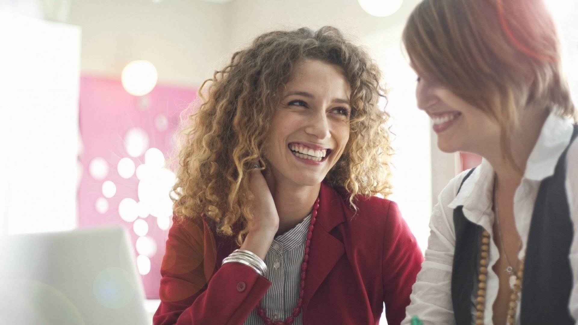 5 Really Simple Habits to Make New Friends at Work | Inc.com