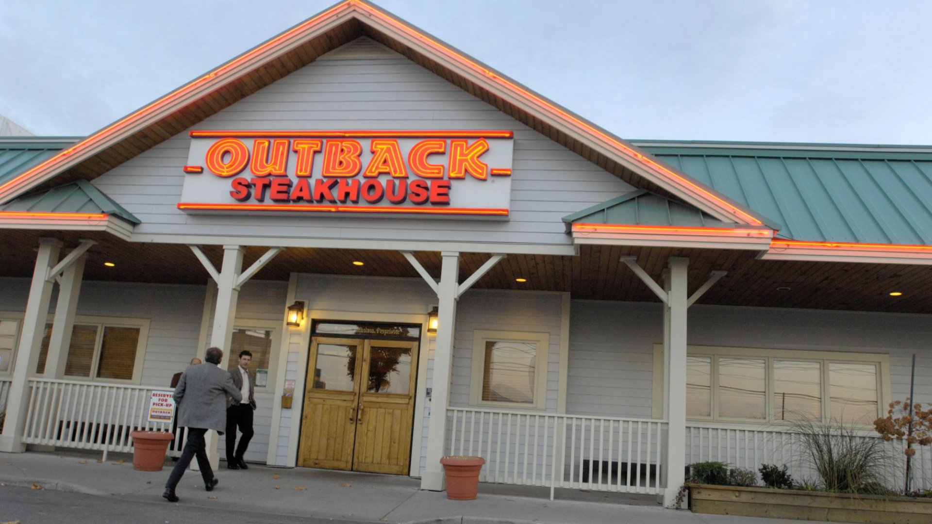 Outback Steakhouse Fired a Server for Complaining About a $735 Order ...