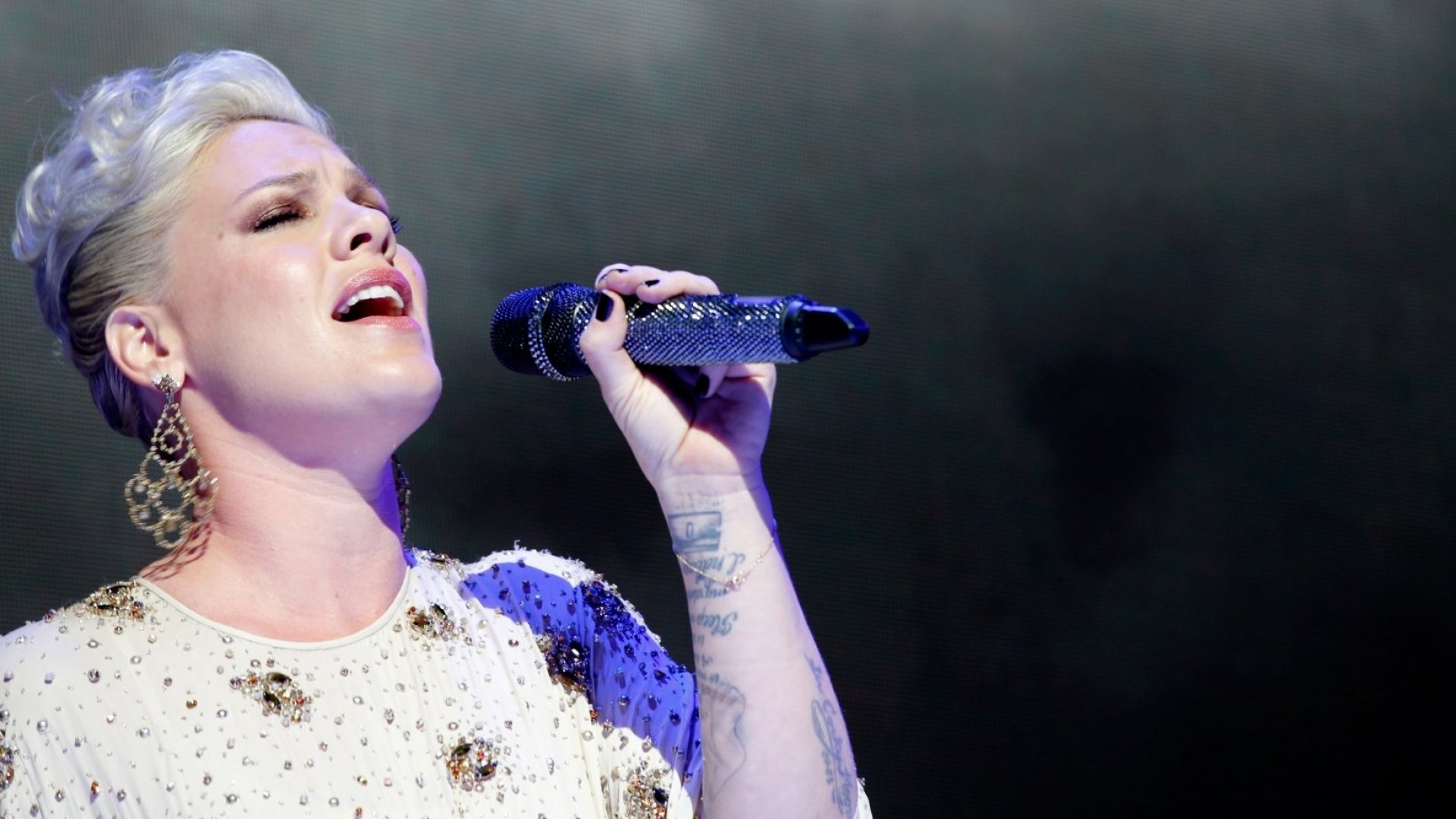 Pink Stopped a Concert to Console a Grieving 14-Year-Old Girl, and It's ...