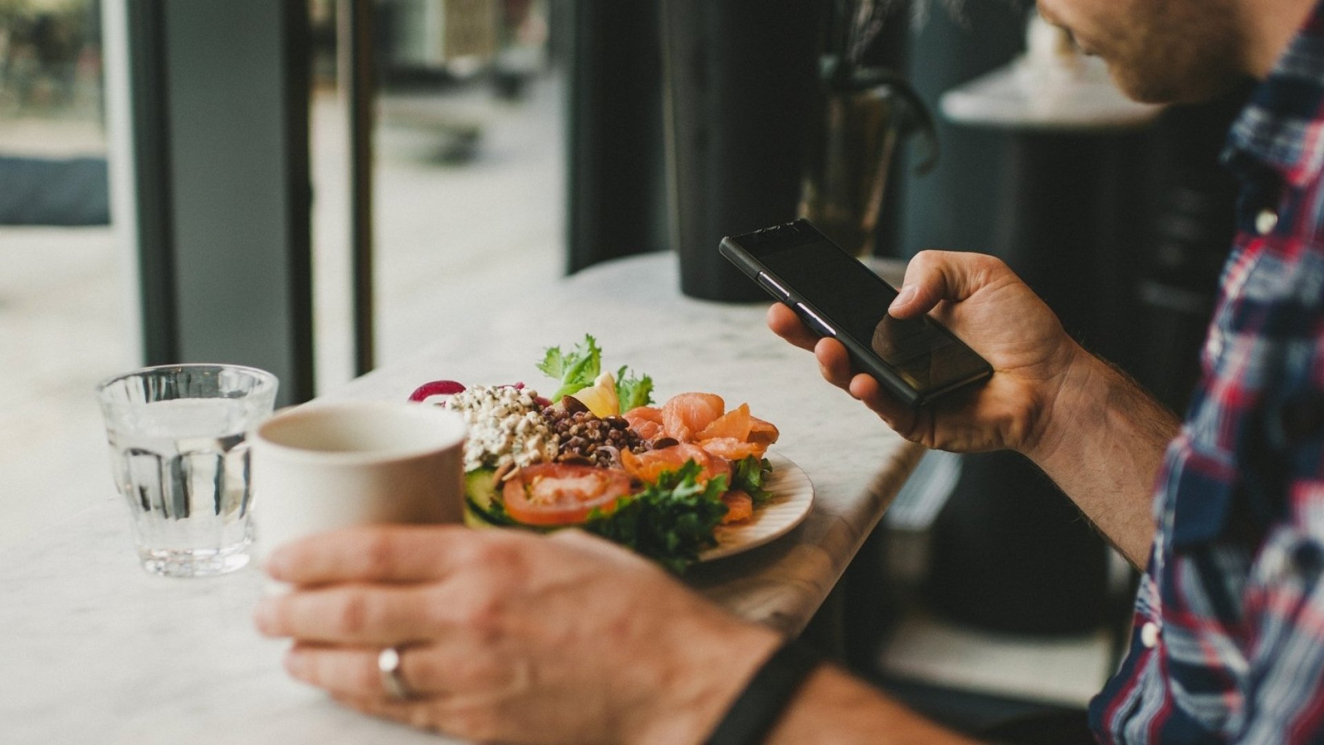 Science: Please Put Your Phone Down During Your Breaks | Inc.com