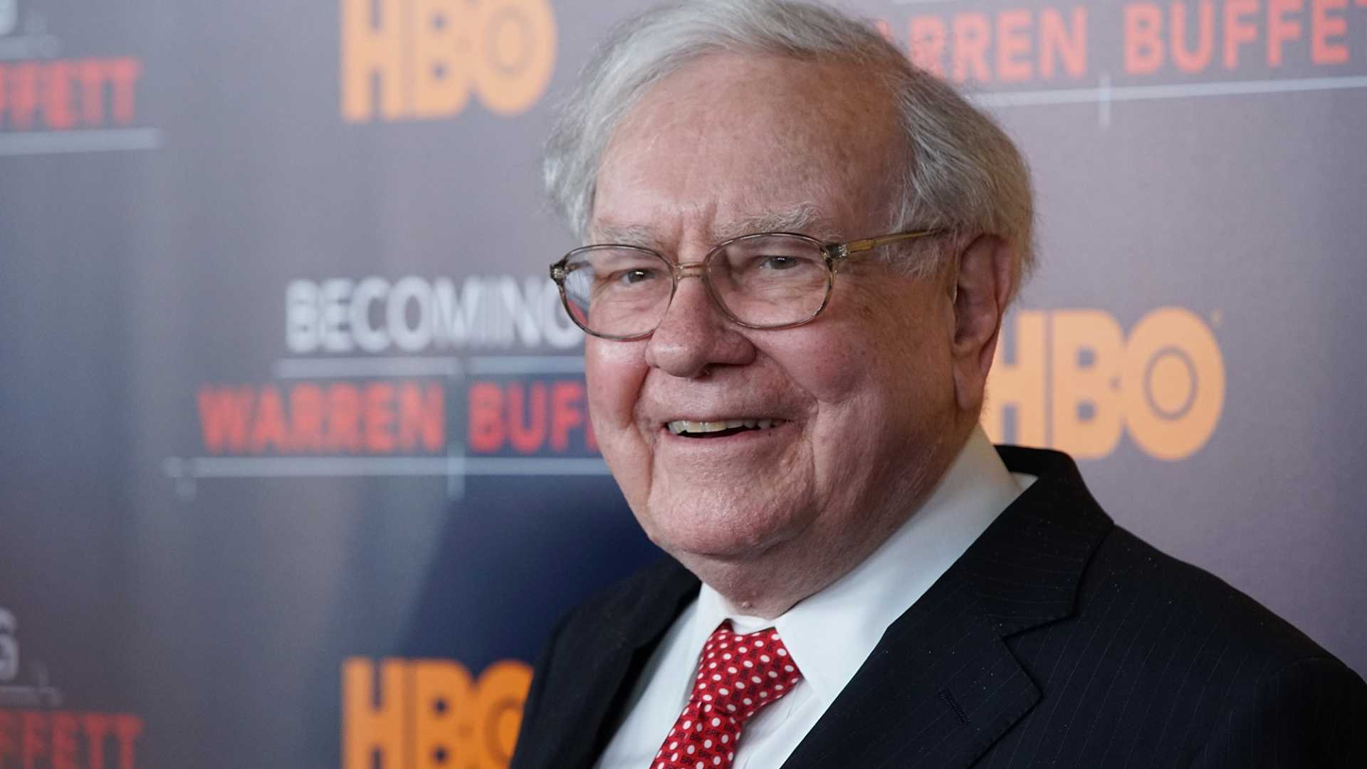 In 1 Simple Sentence, Warren Buffet Explains the Power of Personal ...
