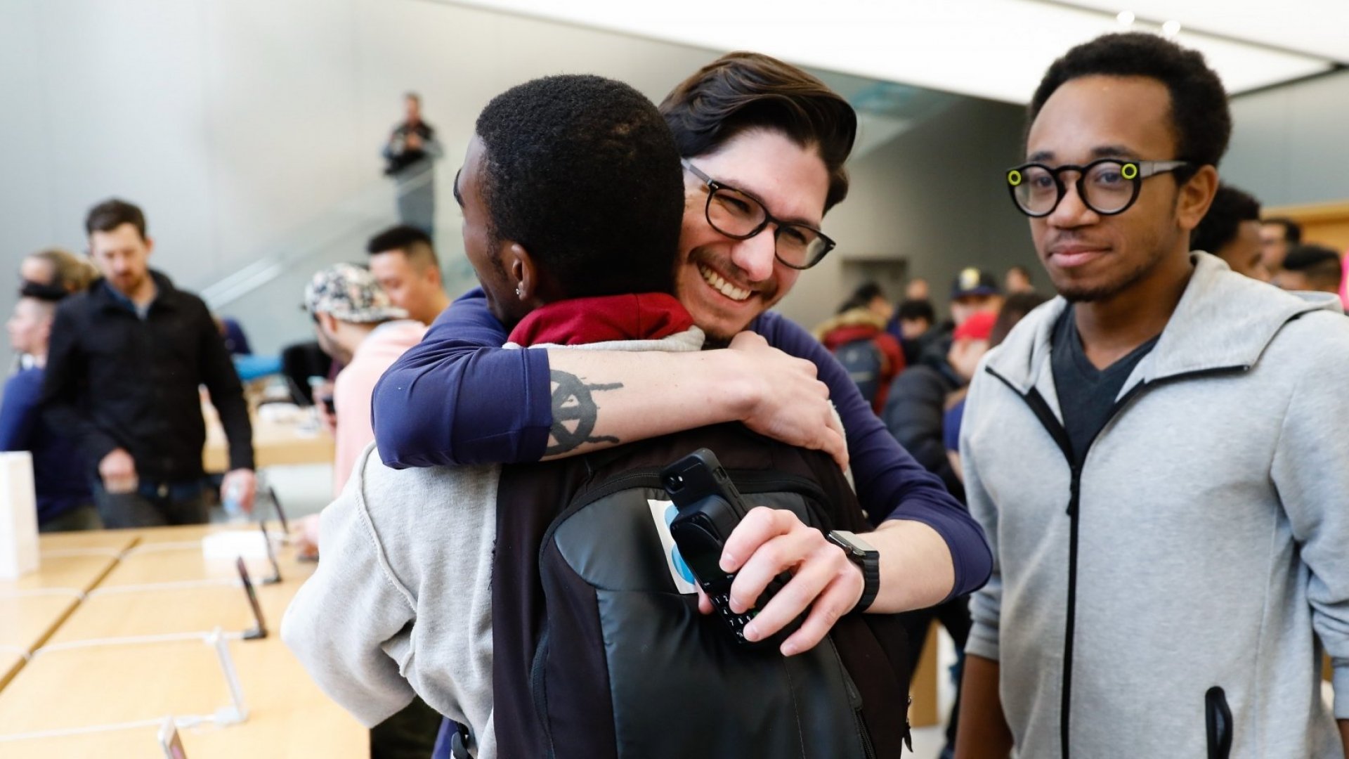 The Apple Store's Secret Sauce: 5 Steps to Making a Sale | Inc.com