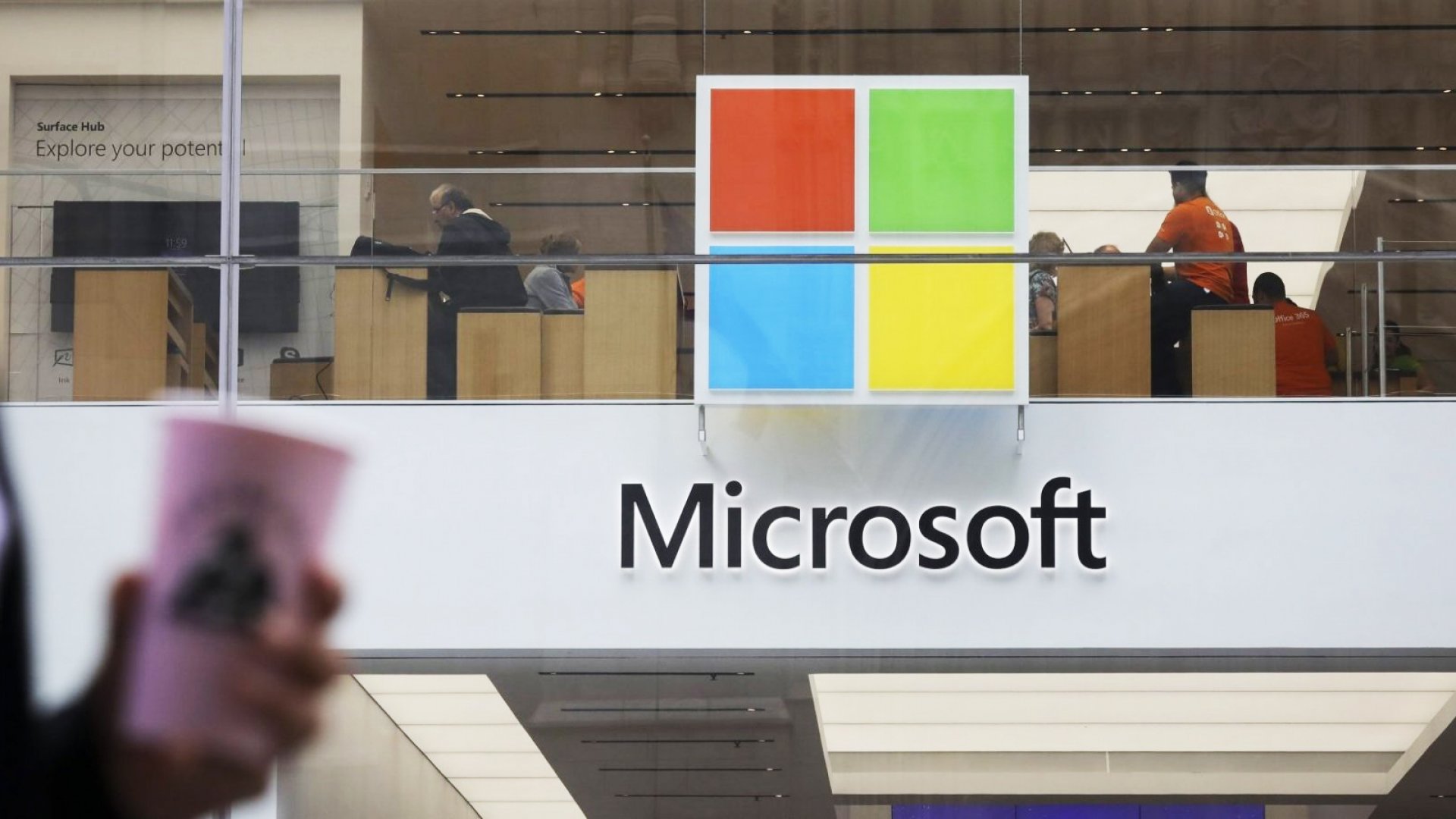 The Microsoft Store Literally Thinks Outside 4 Walls. That Might Just ...