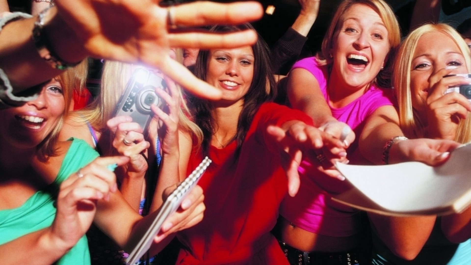 6 Ways Awesome Speakers Own the Room | Inc.com